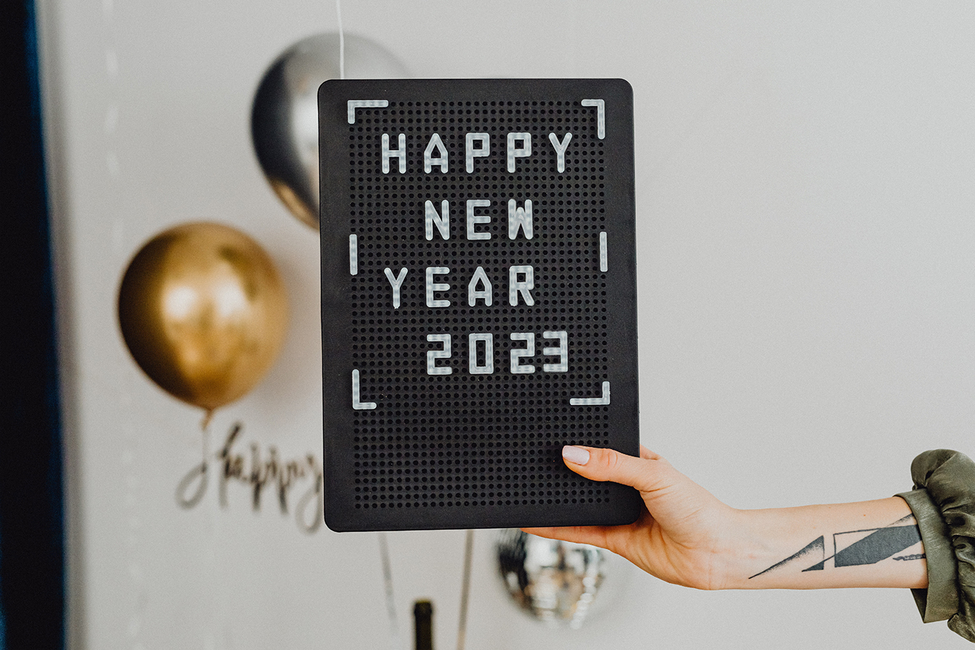 HOW TO BUILD AN AWESOME NEW YEAR’S WINDOW DISPLAY