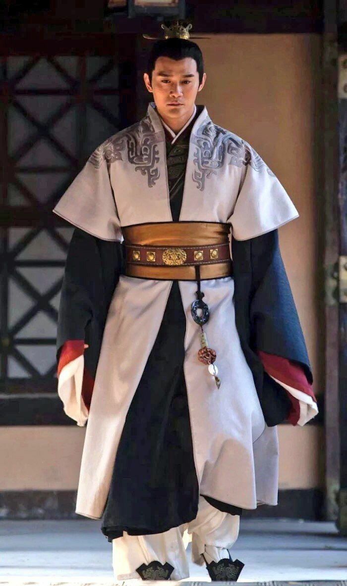 Fashion Meets Tradition: Exploring Cultural Couture Trends