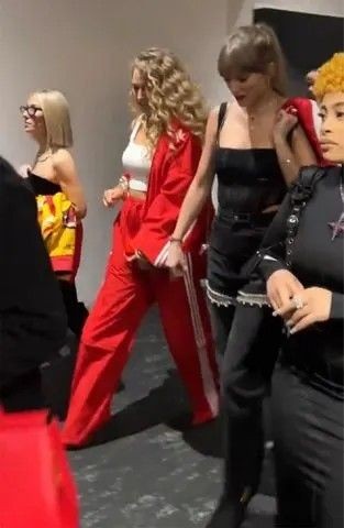 Breath Taking Blake Lively And Taylor Swift Super Bowl Outfits ...