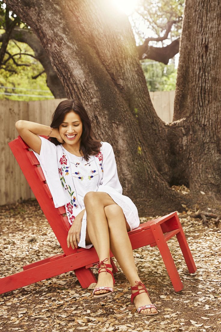 Michaela Conlin Dress! 7 Curvy Outfits You Must See