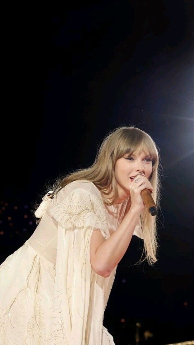 Taylor Swift Favorite Fashion Colors: Exploring Her Signature Styles ...