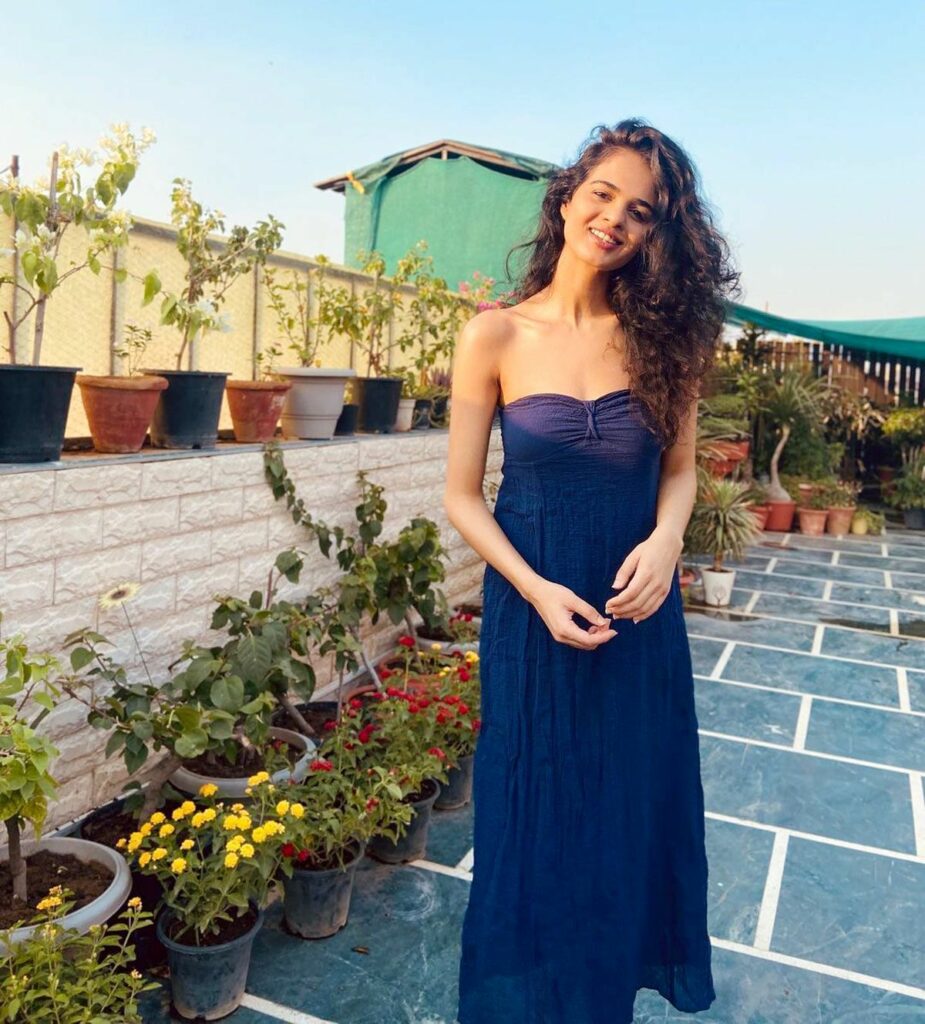 Tania Sachdev Flaunts Hourglass Figure in 7 Hot Dresses! | Fashonation