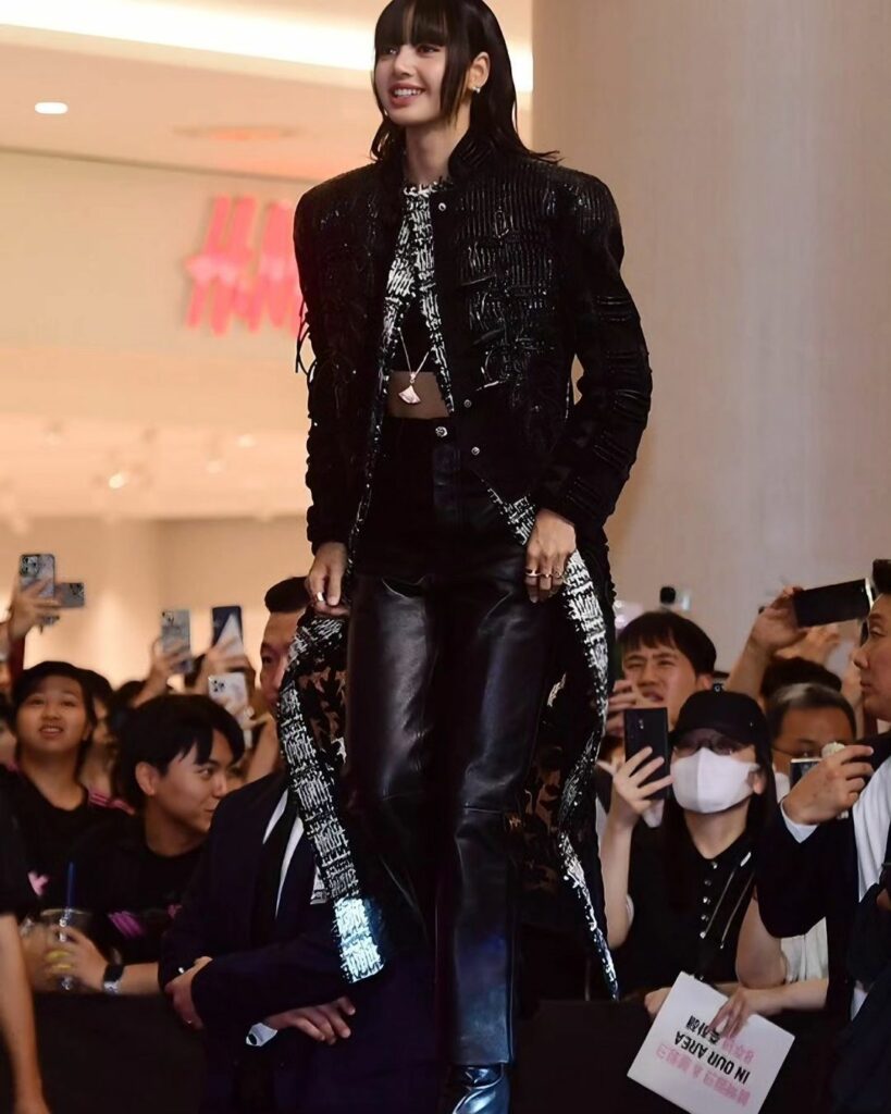 Blackpink Lisa Dazzles in Louis Vuitton at the “Born Pink in Cinema ...