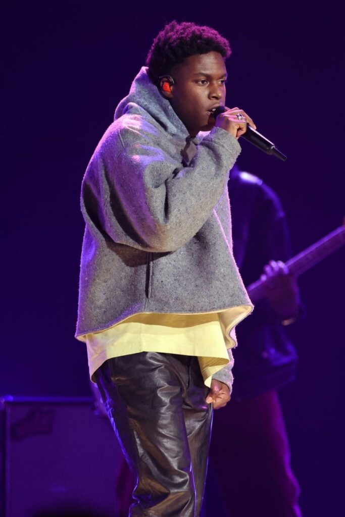 Daniel Caesar Bio: 6 Stylish and Soulful Fashion Moments to Inspire You ...