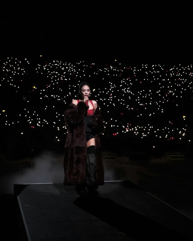 The Fashion Queen Strikes Again: BLACKPINK Jennie Kim Wows Paris Crowd ...