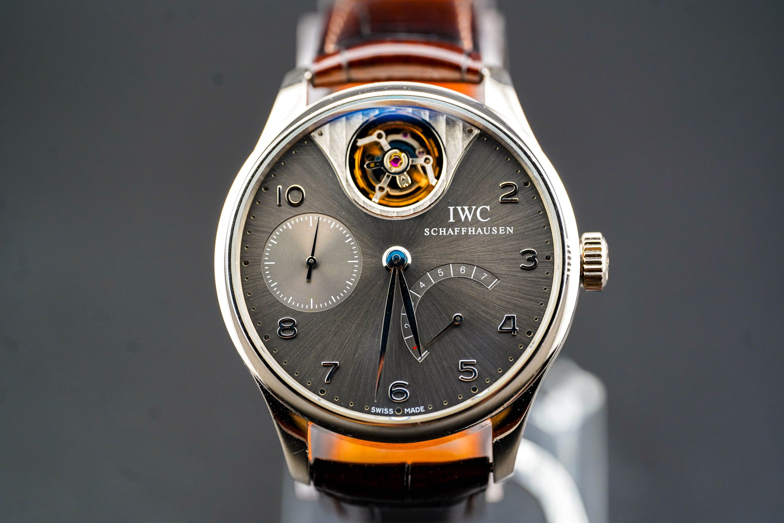 Timeless Elegance: The Art of Styling Luxury Watches in Modern Fashion ...
